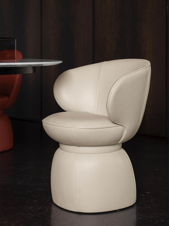 Kensaku Oshiro设计的Lepli小扶手椅