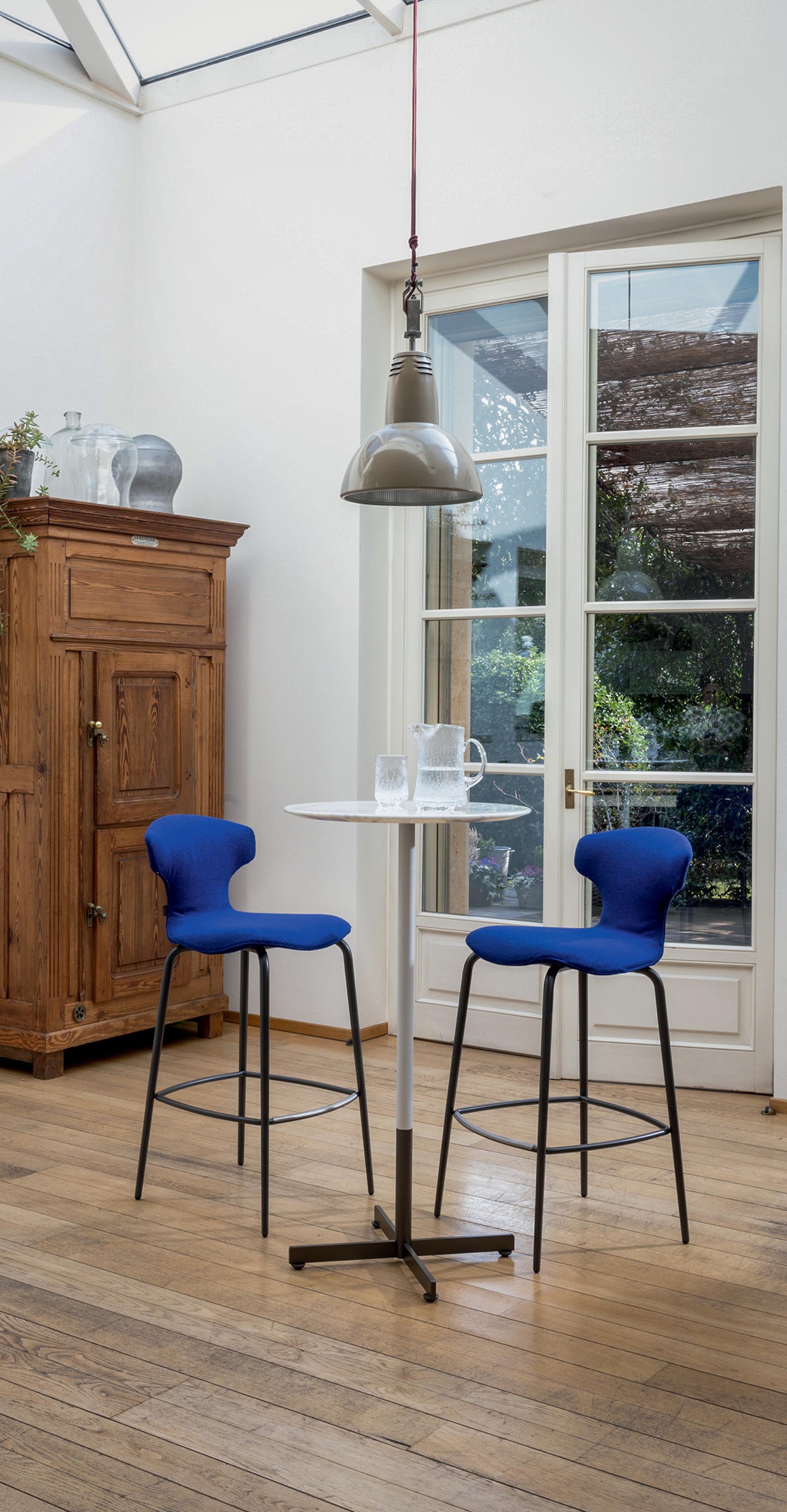 Montera Mas | Stool with metal base - Roberto Lazzeroni
