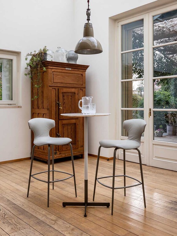 Montera Mas | Stool with metal base - Roberto Lazzeroni