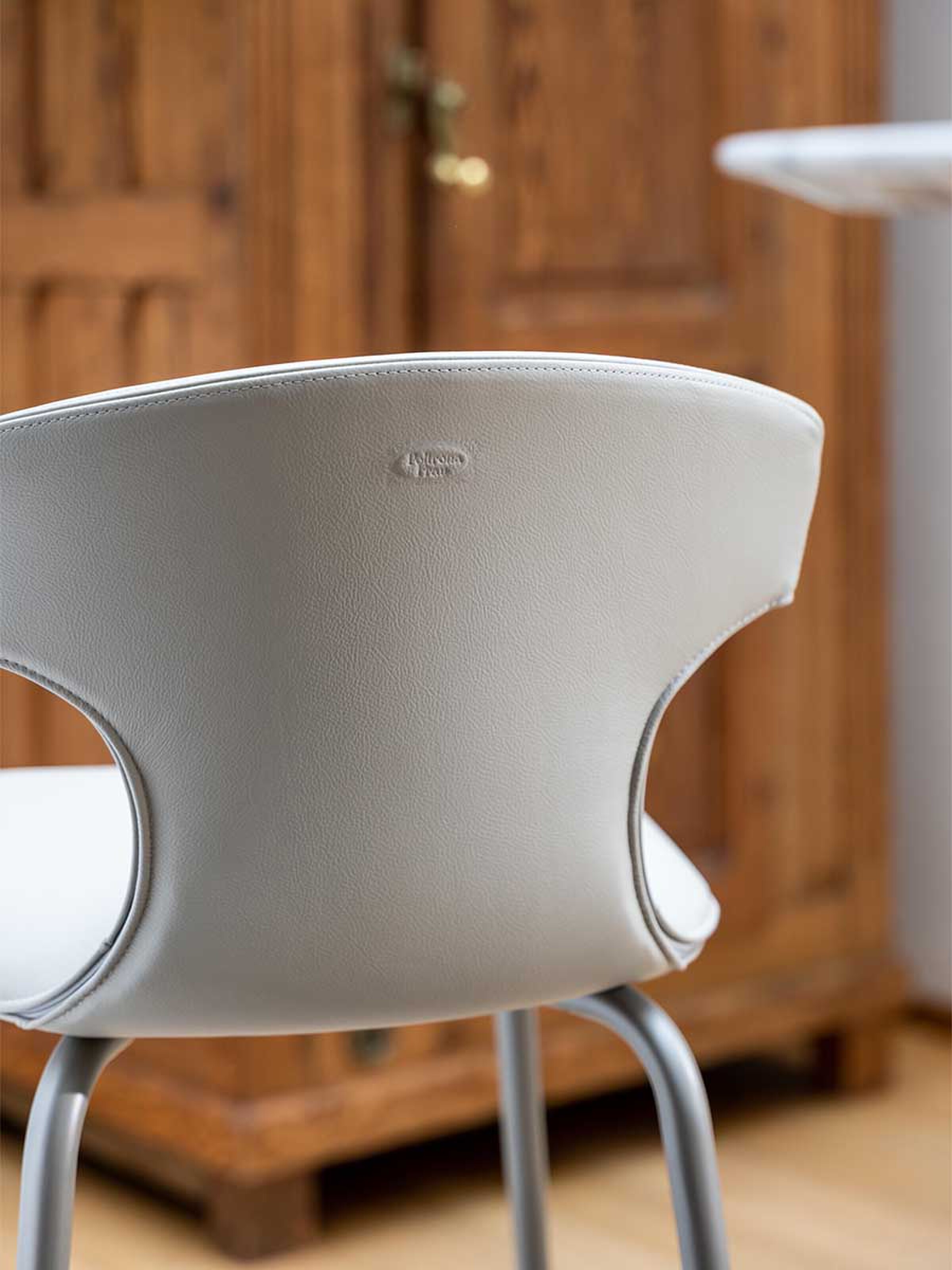 Montera Mas | Stool with metal base - Roberto Lazzeroni