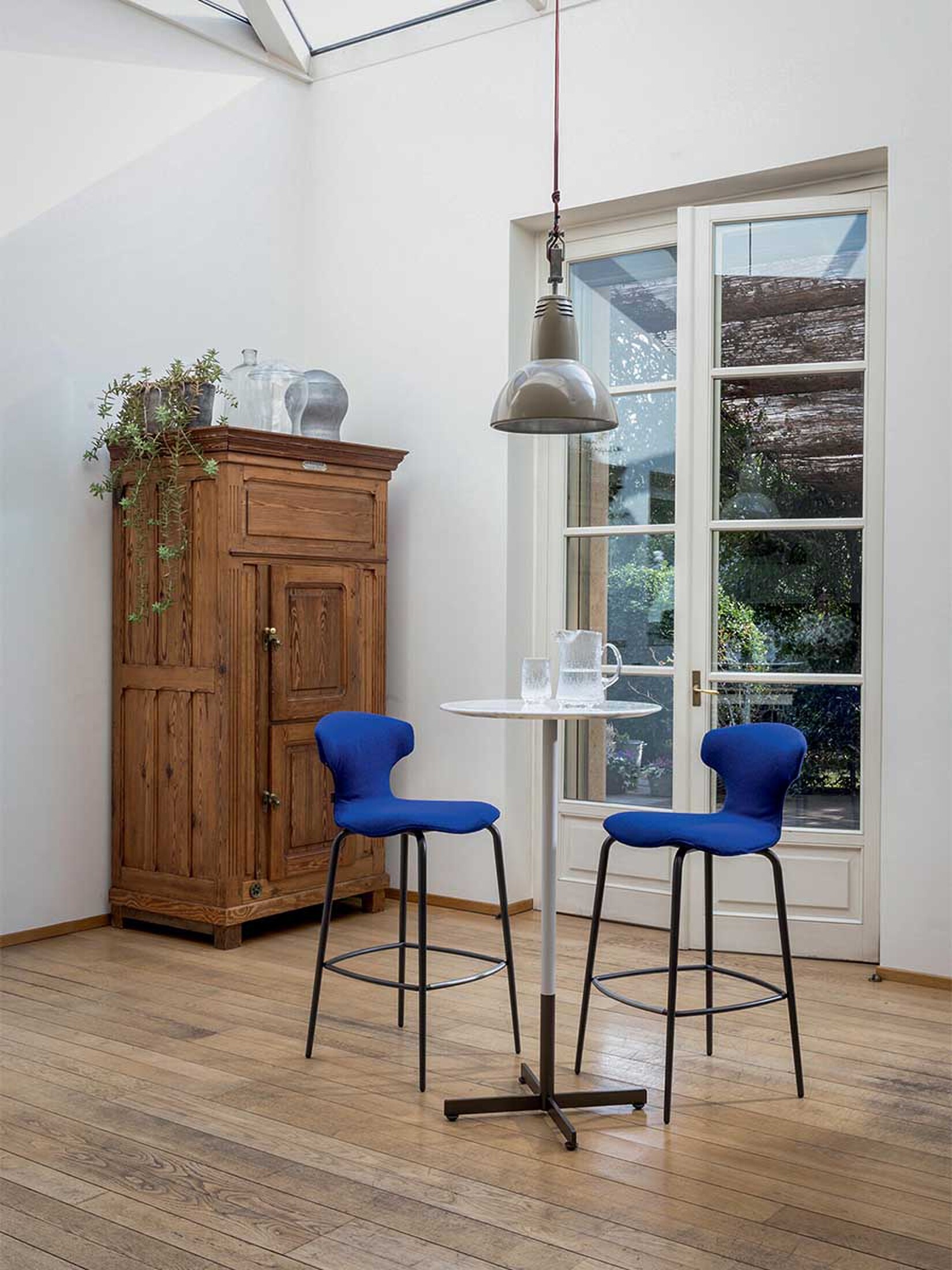 Montera Mas | Stool with metal base - Roberto Lazzeroni